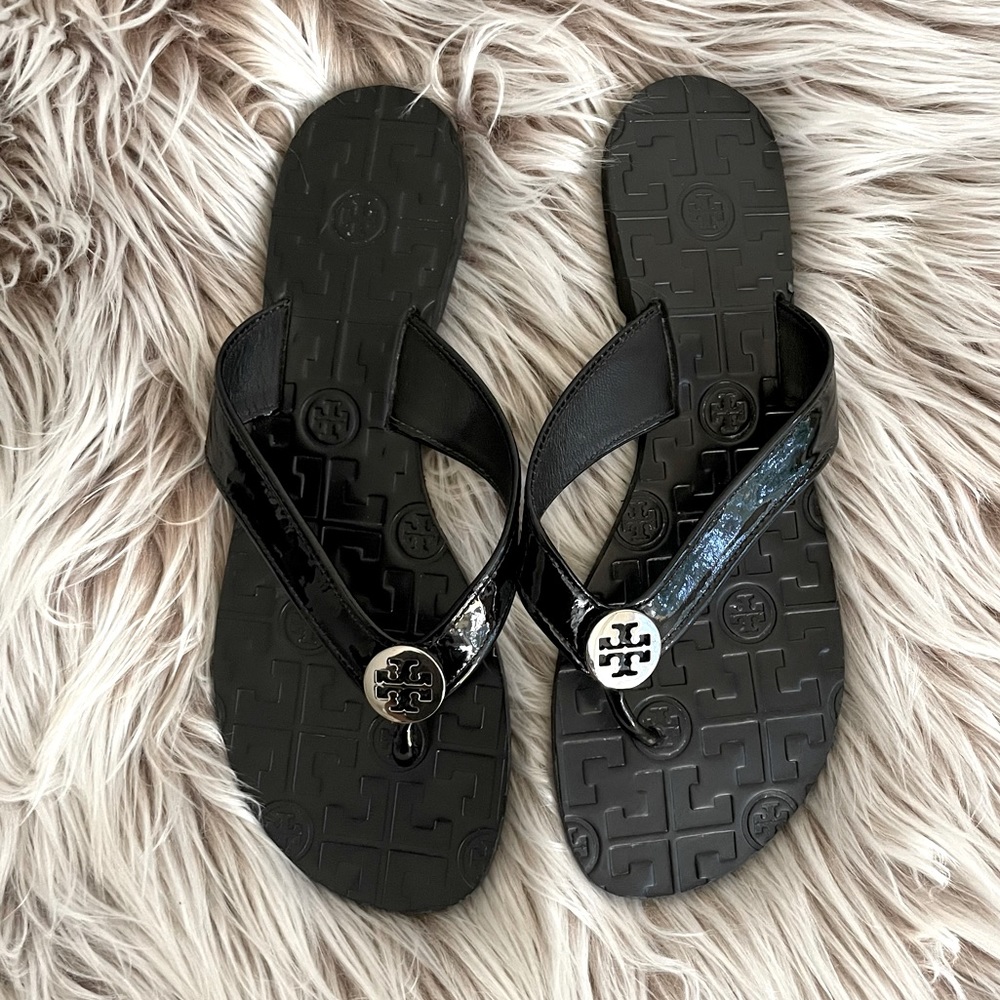 Tory Burch Thora Black Leather Flip Flops - Gem